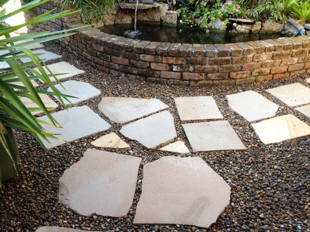 Sawn sandstone stepping stones with Nepean gravel | Pettet Landscapes